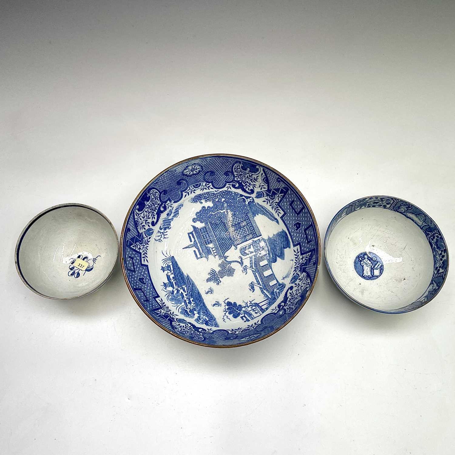 Lot 885 - A pearlware blue and white bowl, circa 1820,