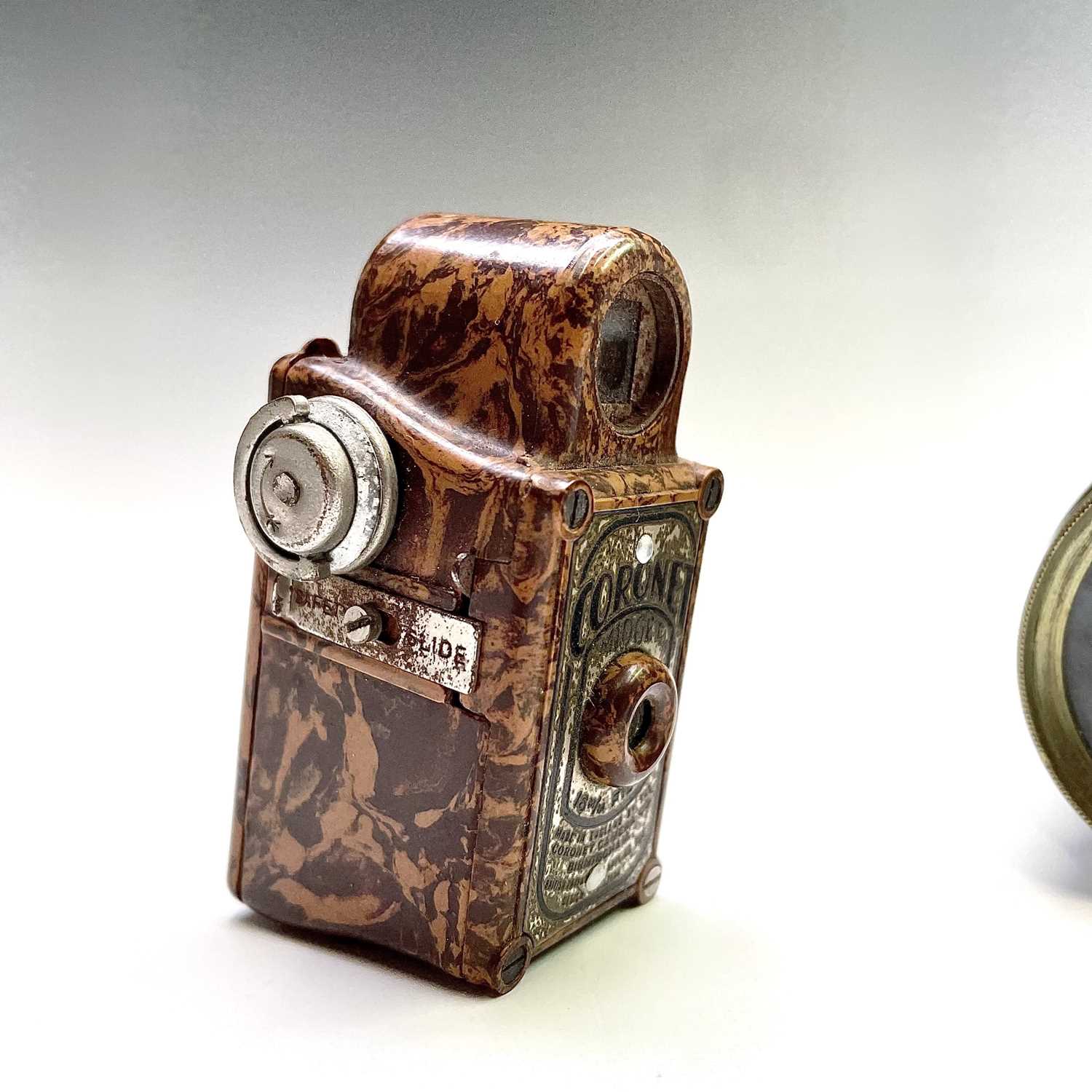 Lot 92 - A Coronet Midget brown bakelite camera,