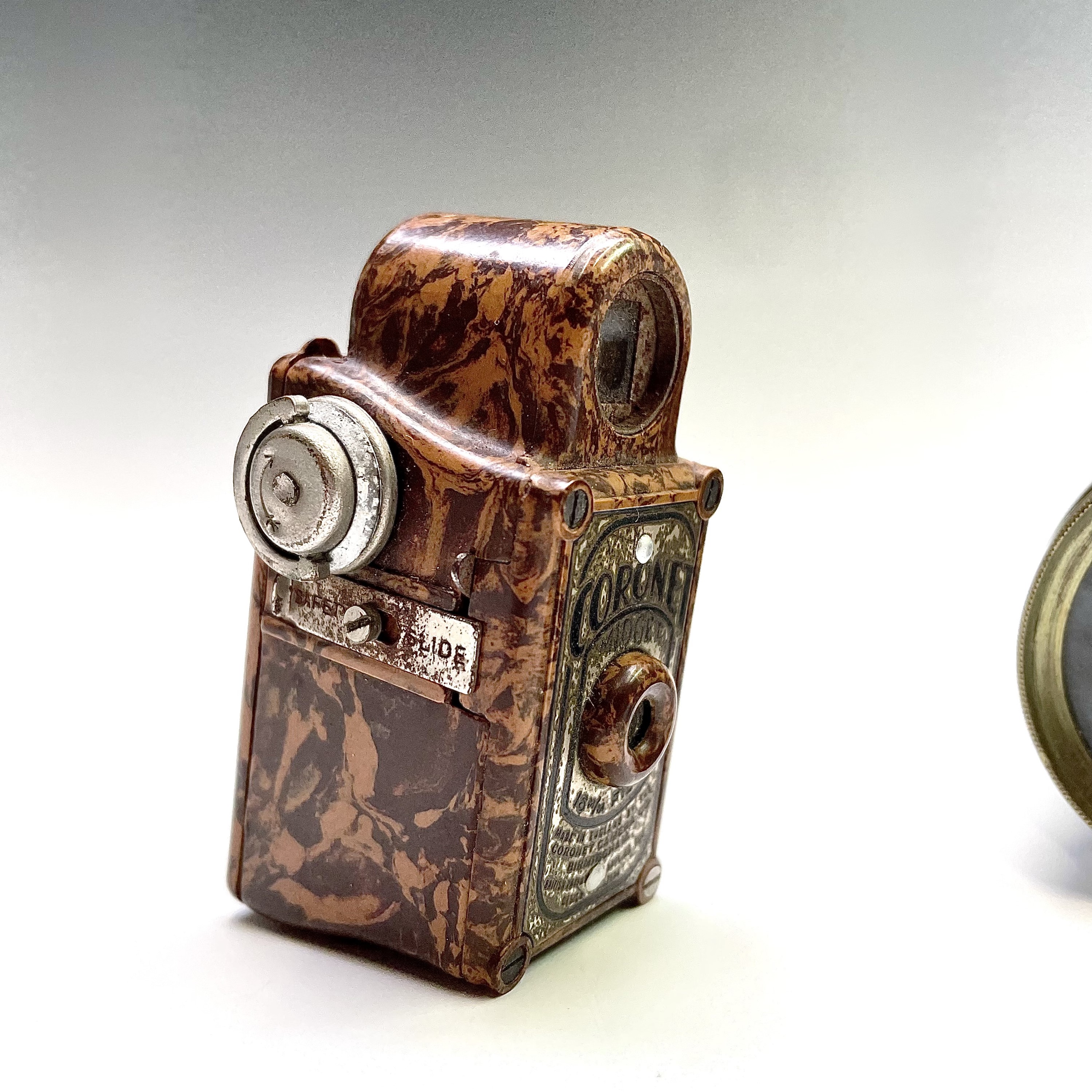 Lot 92 - A Coronet Midget brown bakelite camera,