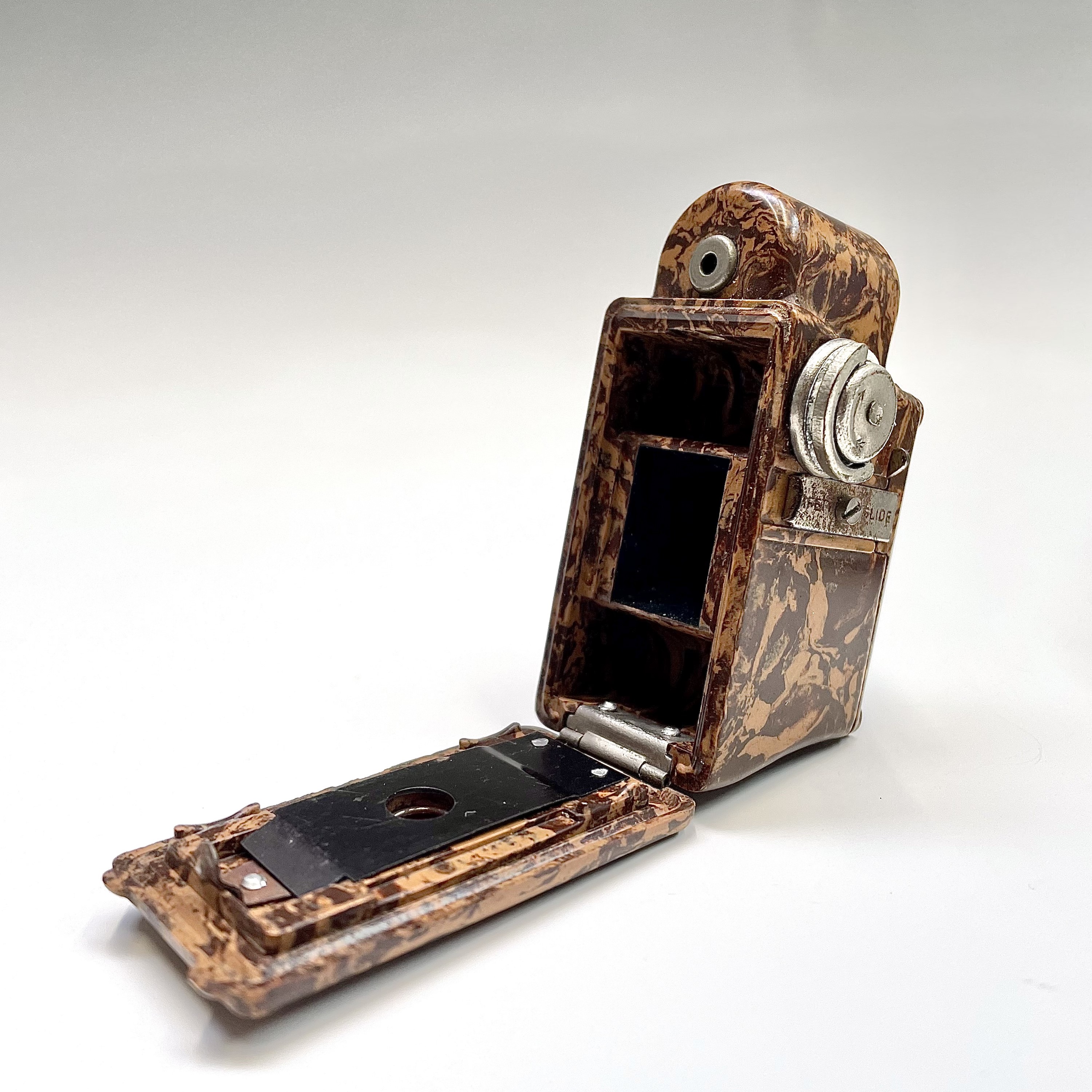 Lot 92 - A Coronet Midget brown bakelite camera,