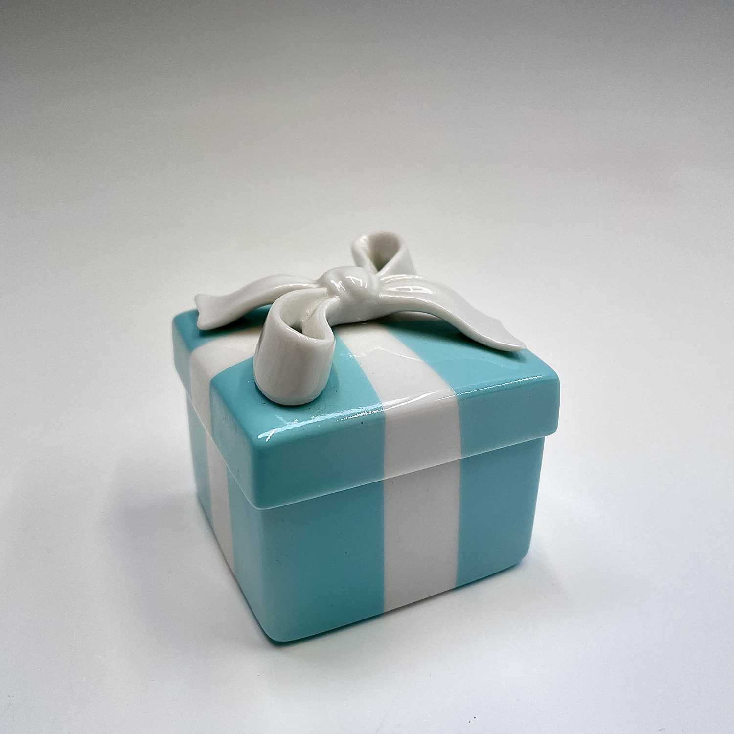 Lot 248 - A Tiffany porcelain box 52 x52mm the lid