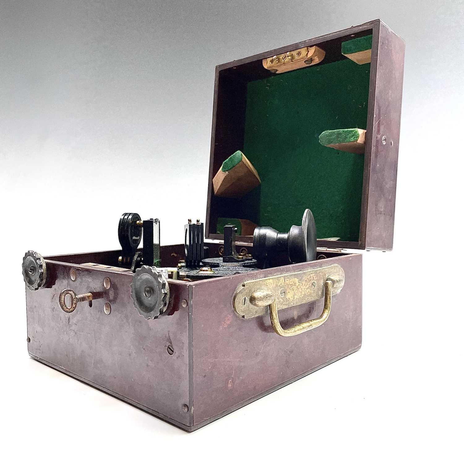 Lot 424 - An early 20th century small micrometer