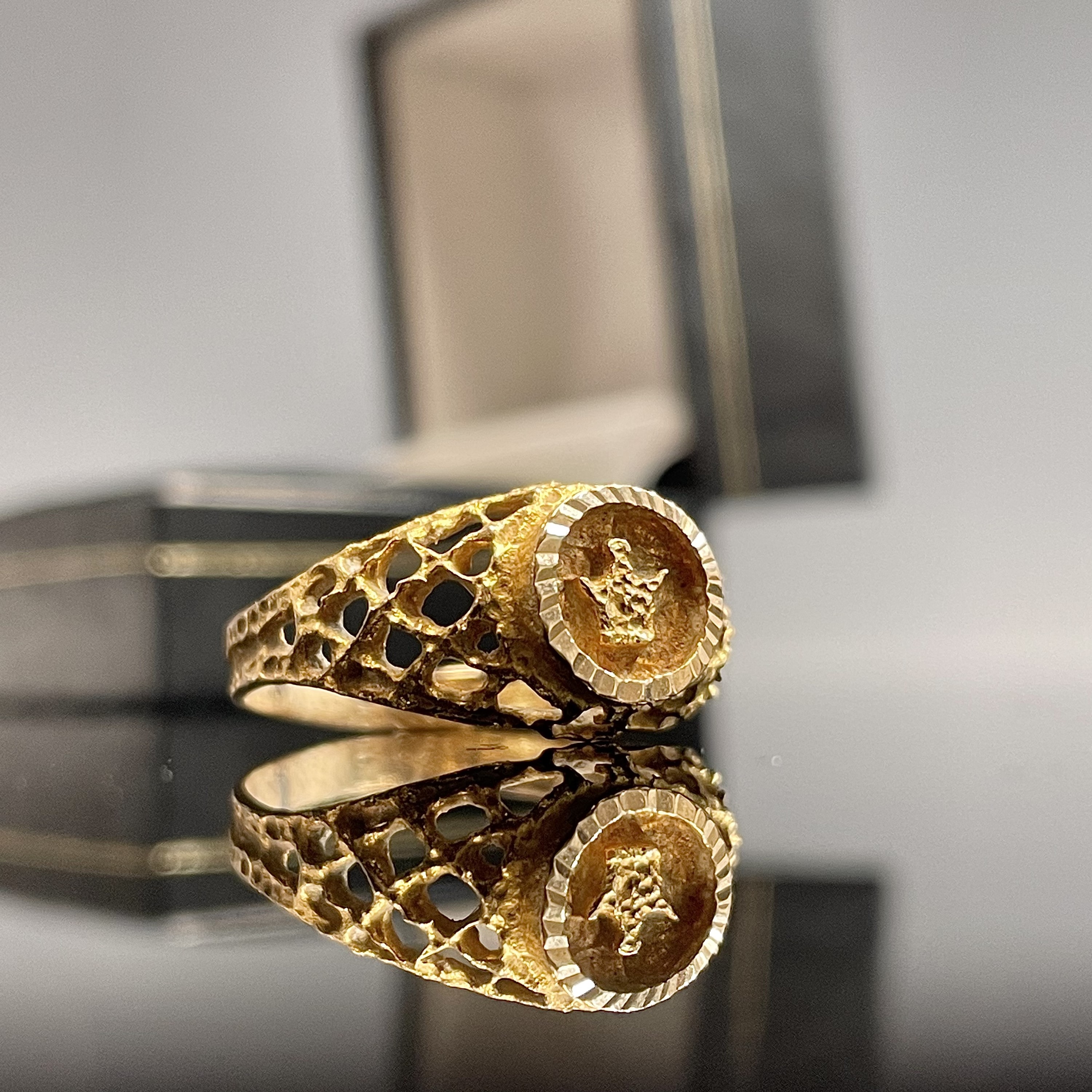 Lot 205 - An Iranian gold ring 3.3gm