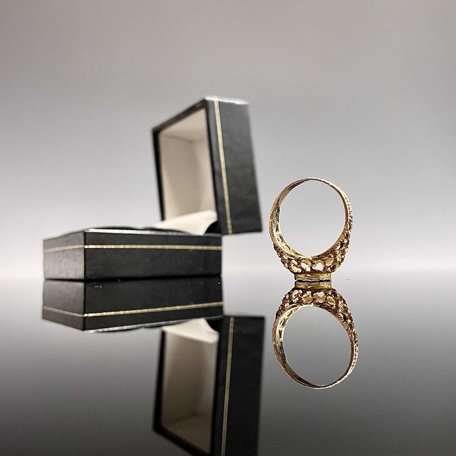 Lot 205 - An Iranian gold ring 3.3gm