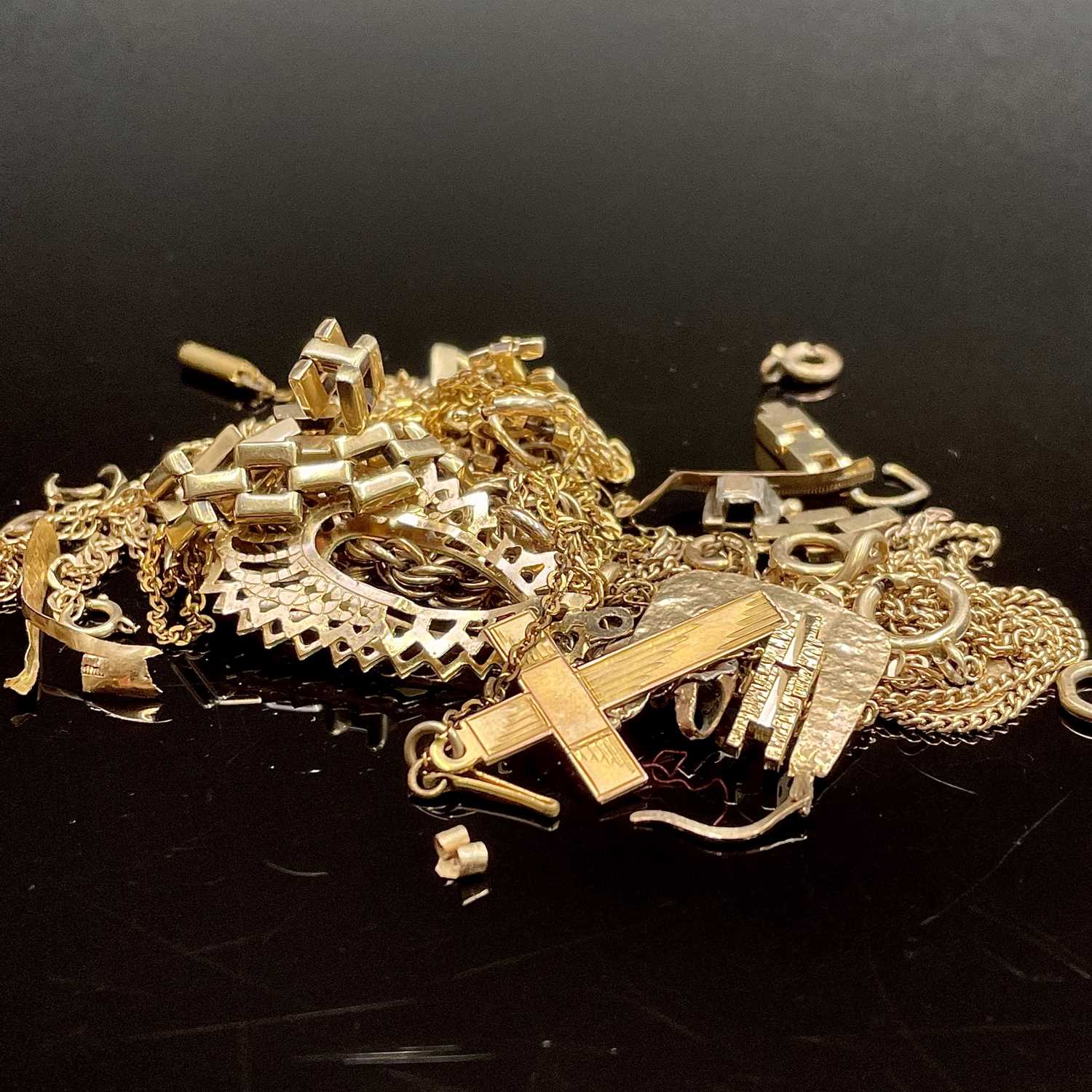Lot 281 - Gold chains and scrap gold 36gm