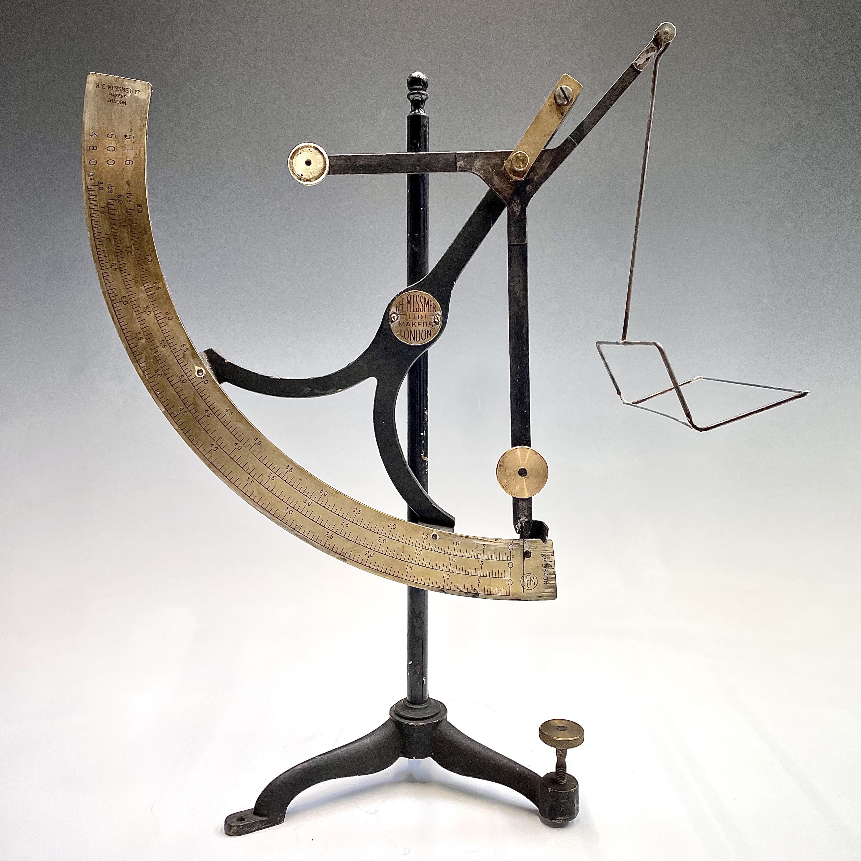 Lot 423 - A set of early 20th century paper weighing