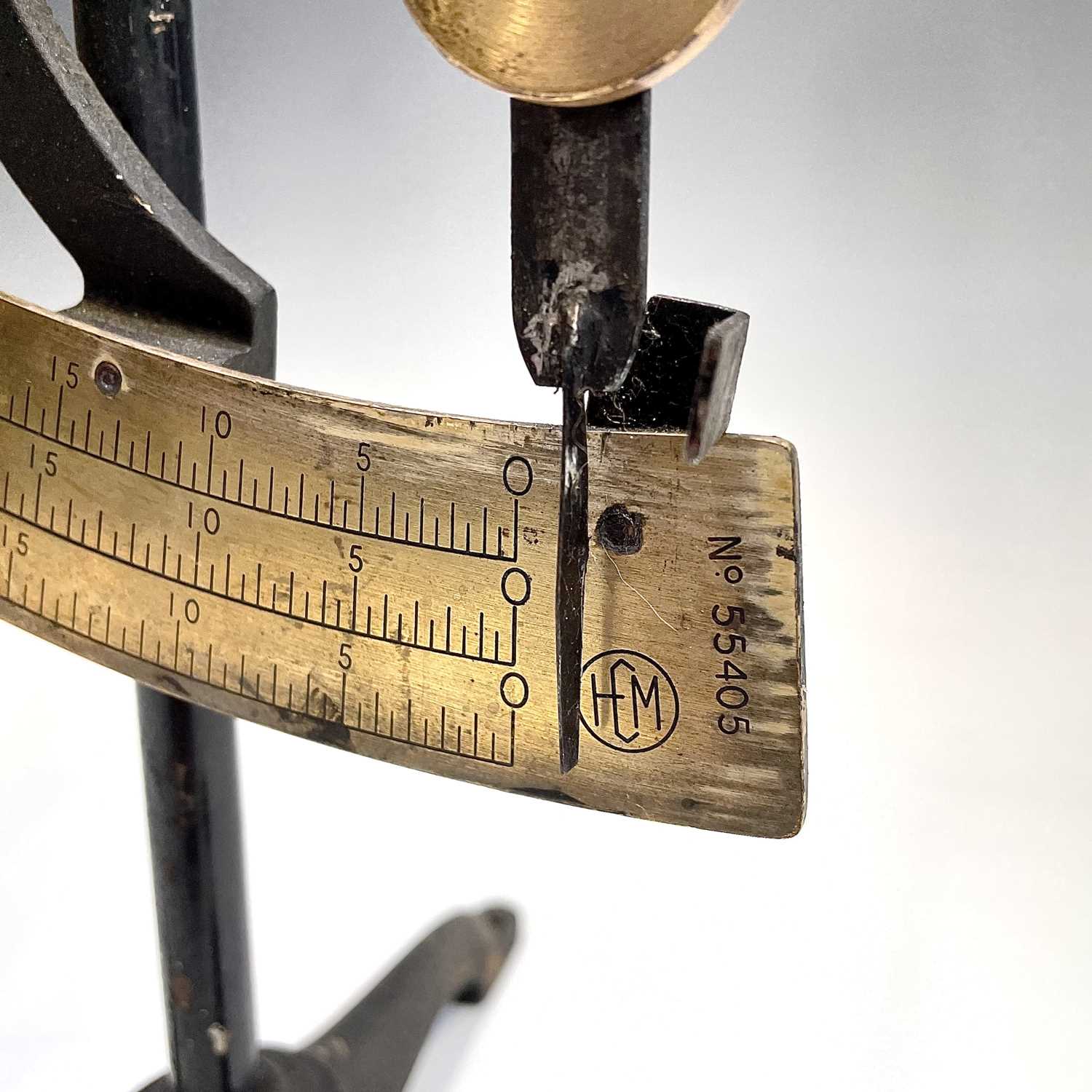 Lot 423 - A set of early 20th century paper weighing