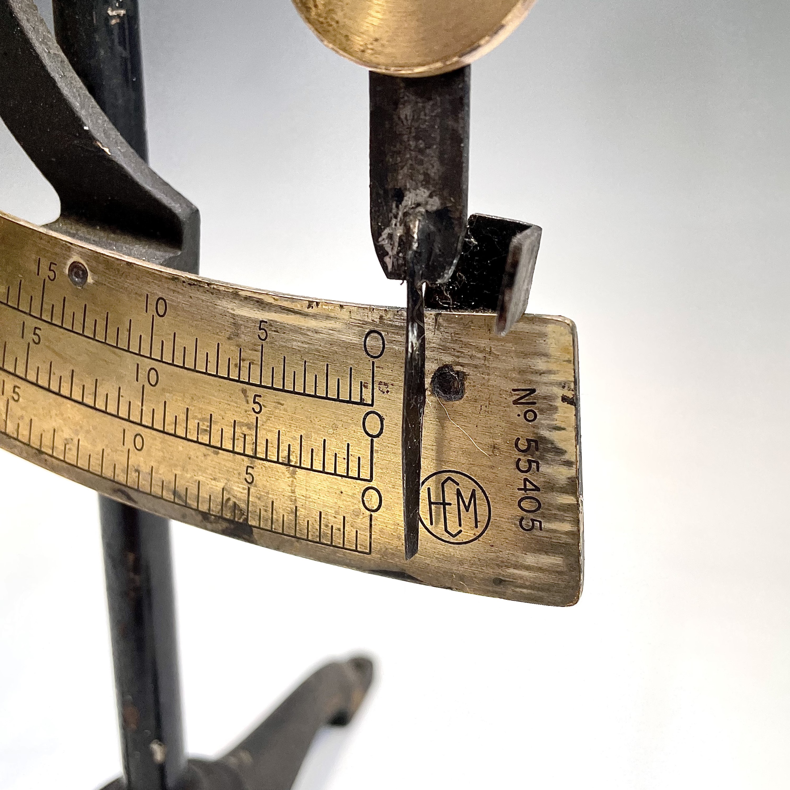 Lot 423 - A set of early 20th century paper weighing