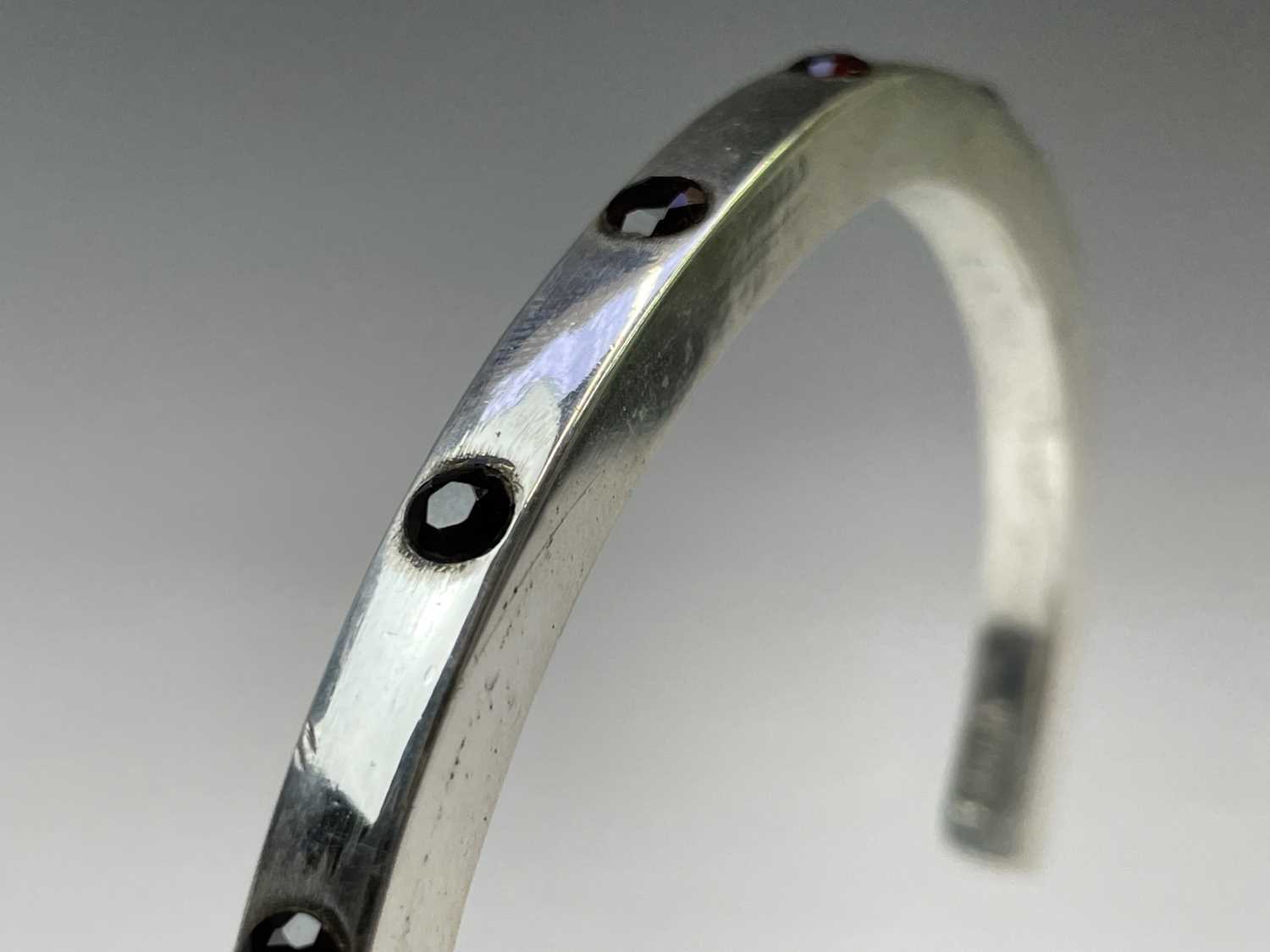 Lot 738 - A contemporary high purity silver garnet set