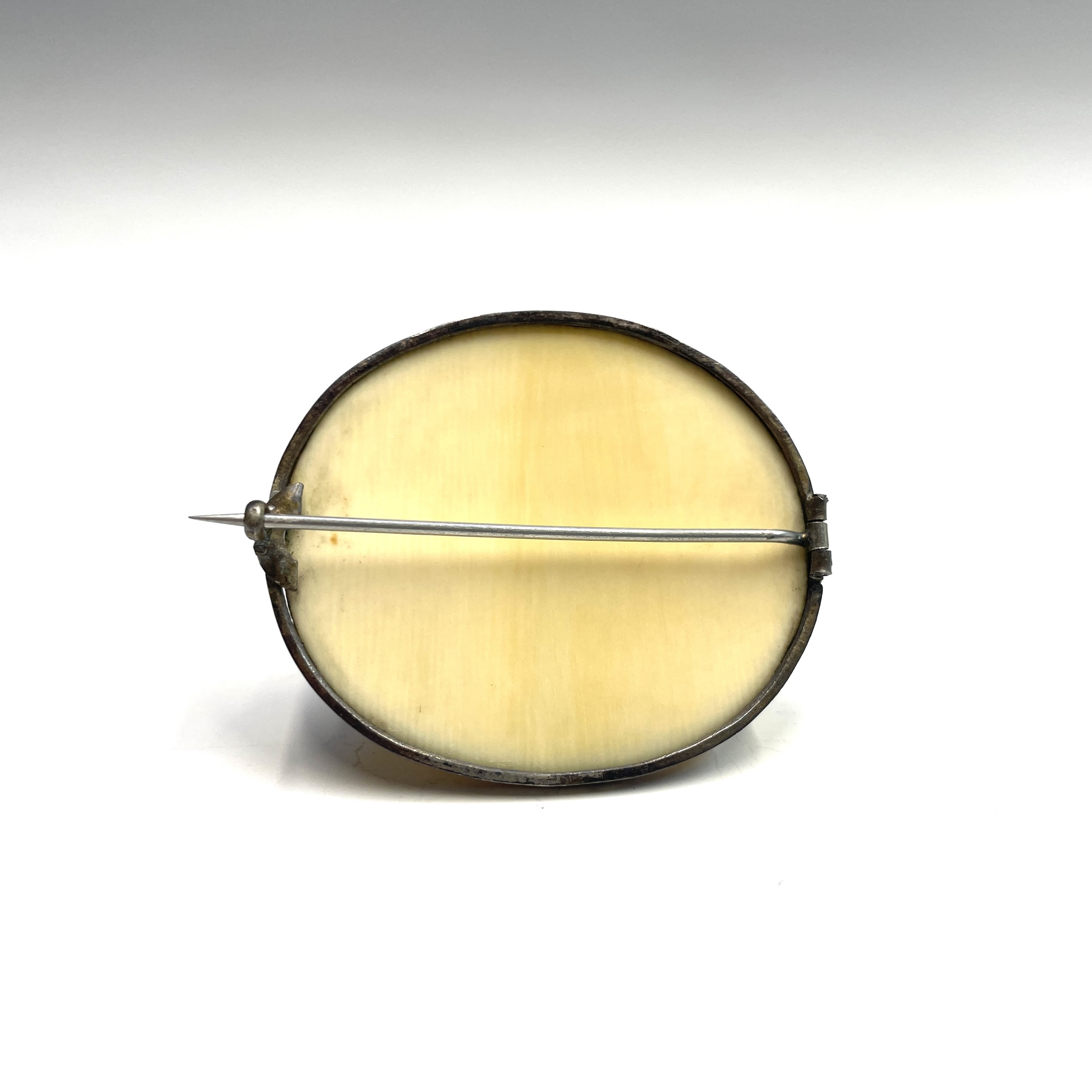 Lot 254 - A Chinese Canton carved ivory brooch, 19th