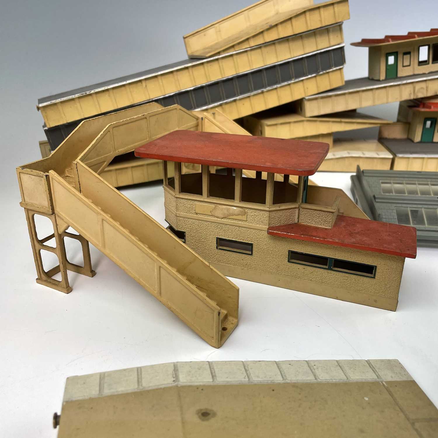 Lot 516 - Hornby Dublo Metal Art-Deco Station,