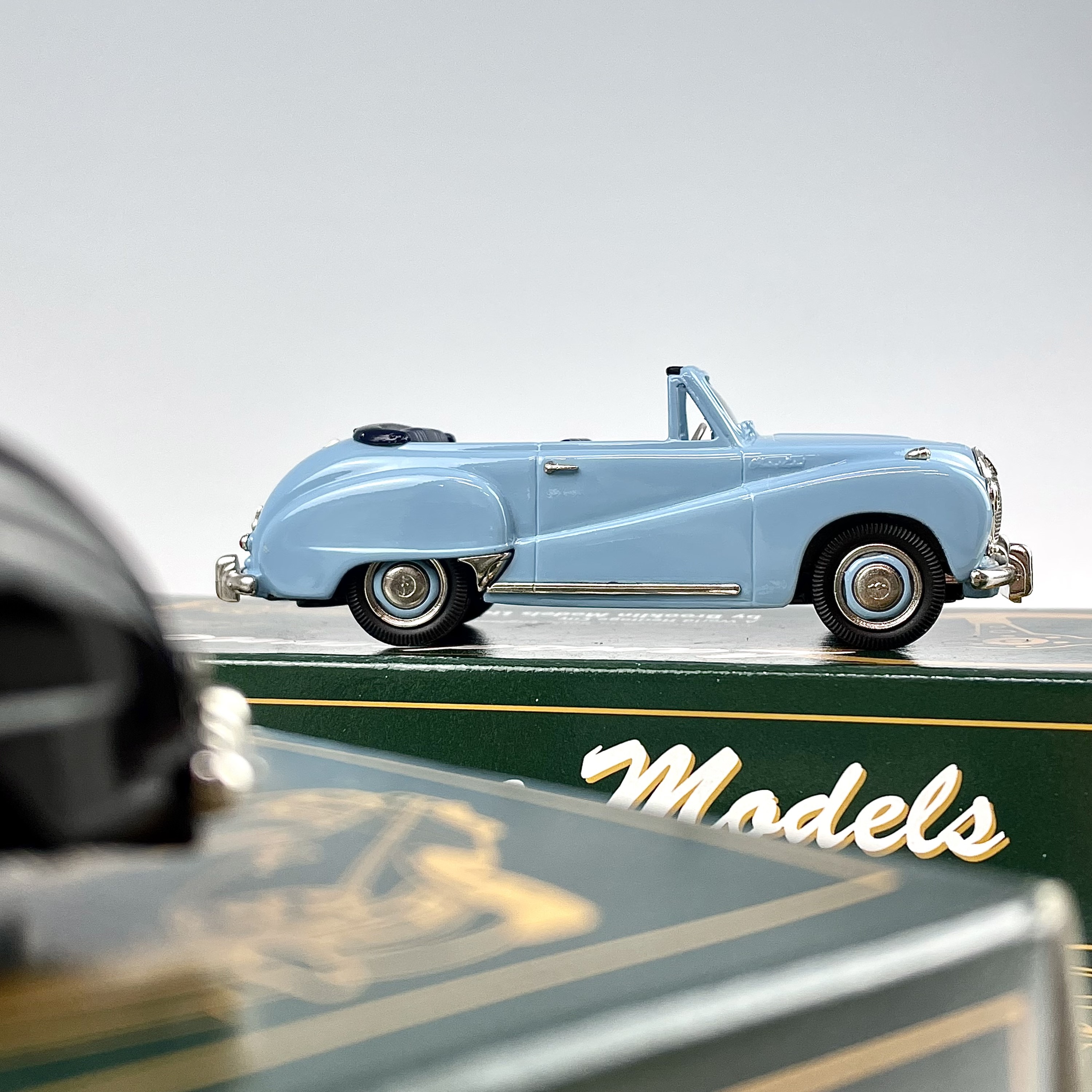 Lot 685 - Lansdowne Models 1:43 Scale. 1953 Austin
