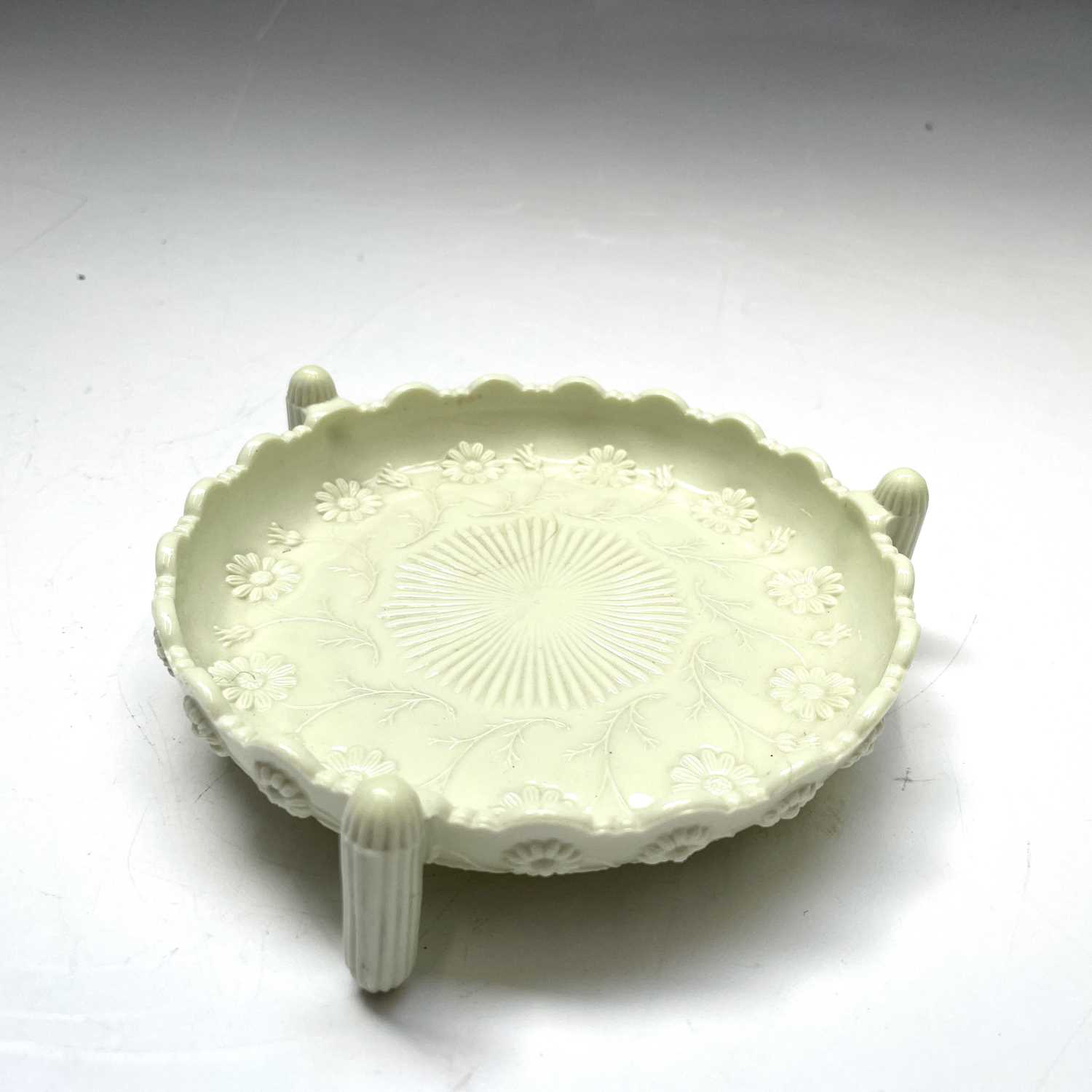 Lot 902 - A rare Sowerby glass Queen's Ivory ware