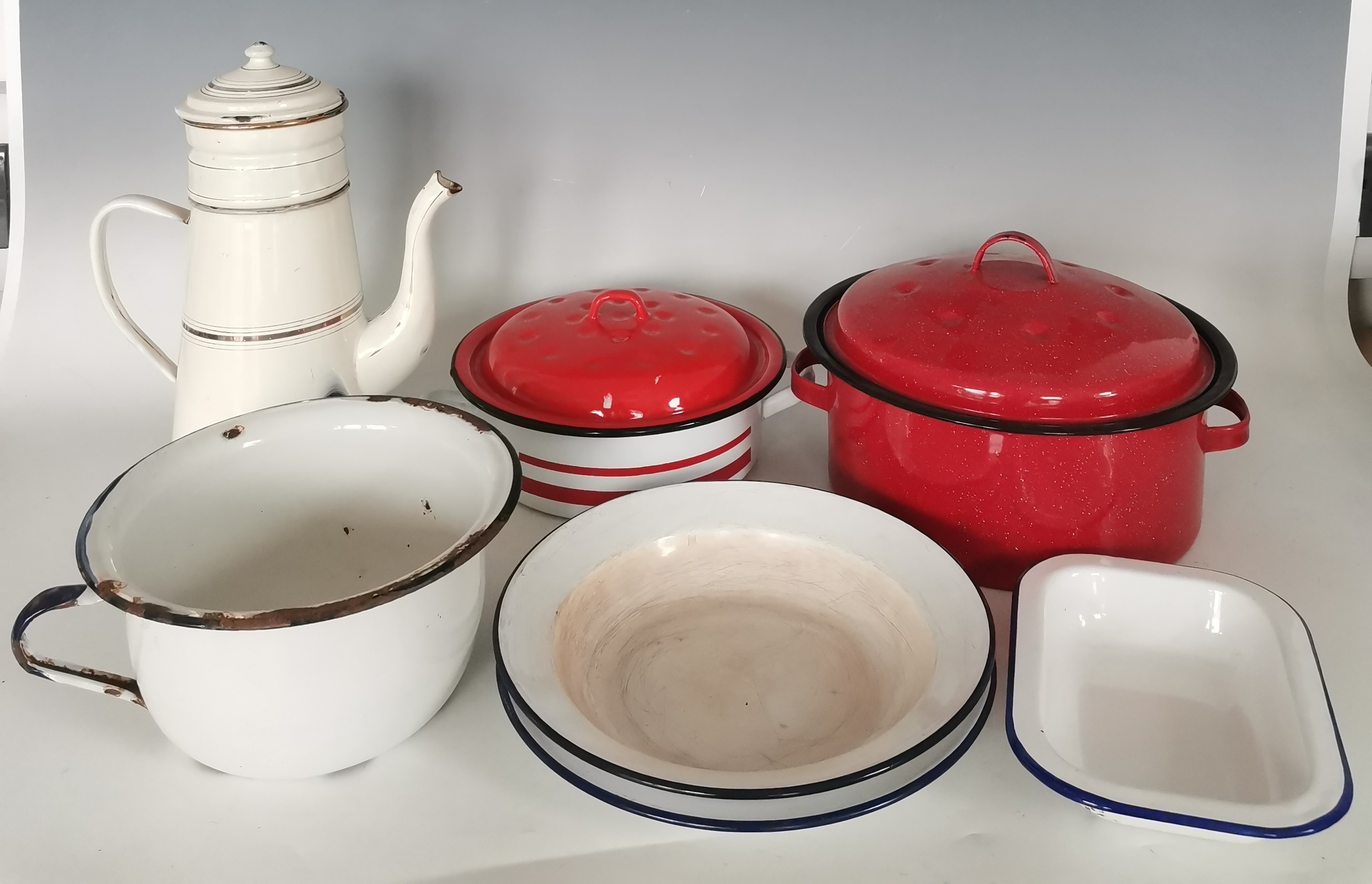 Lot 152 - Vintage enamel ware including a gilt