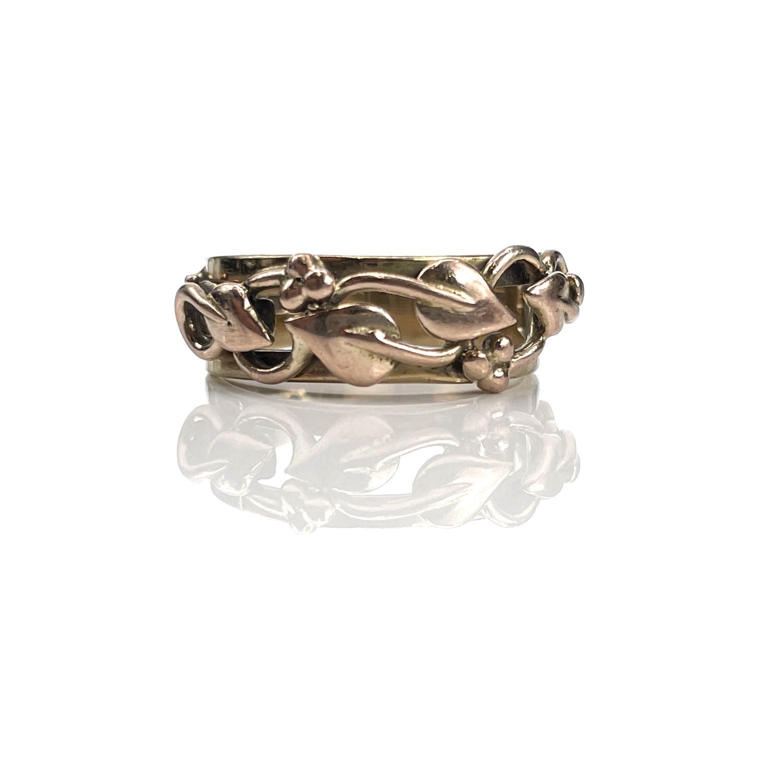 Lot 112 - A 9ct hallmarked gold Welsh Clogau ring,