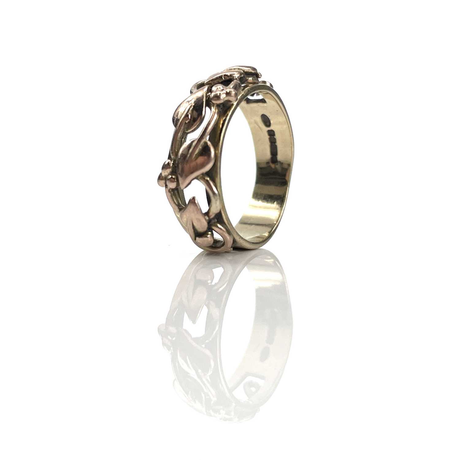 Lot 112 - A 9ct hallmarked gold Welsh Clogau ring,