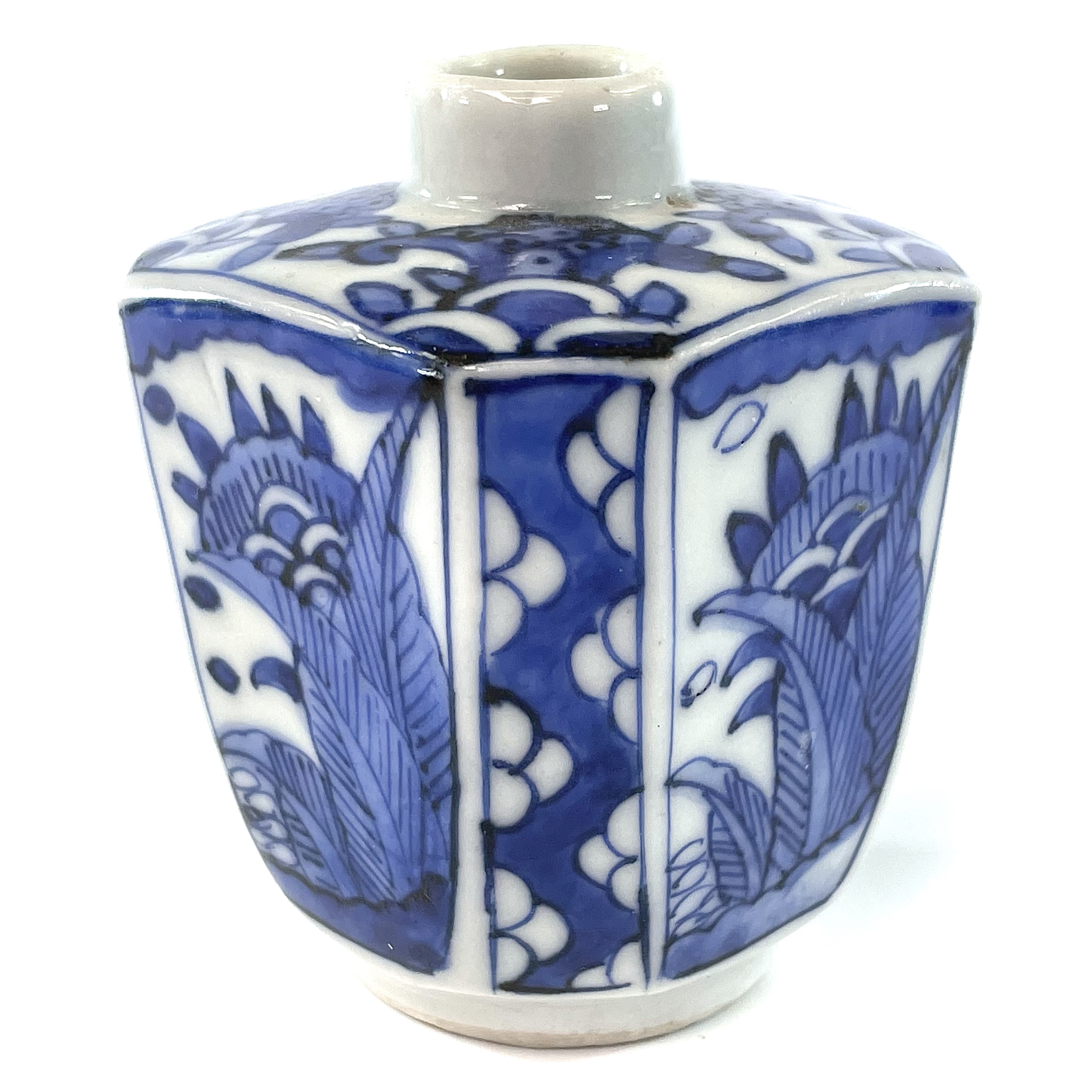 Lot 77 - A Chinese blue and white porcelain water pot,