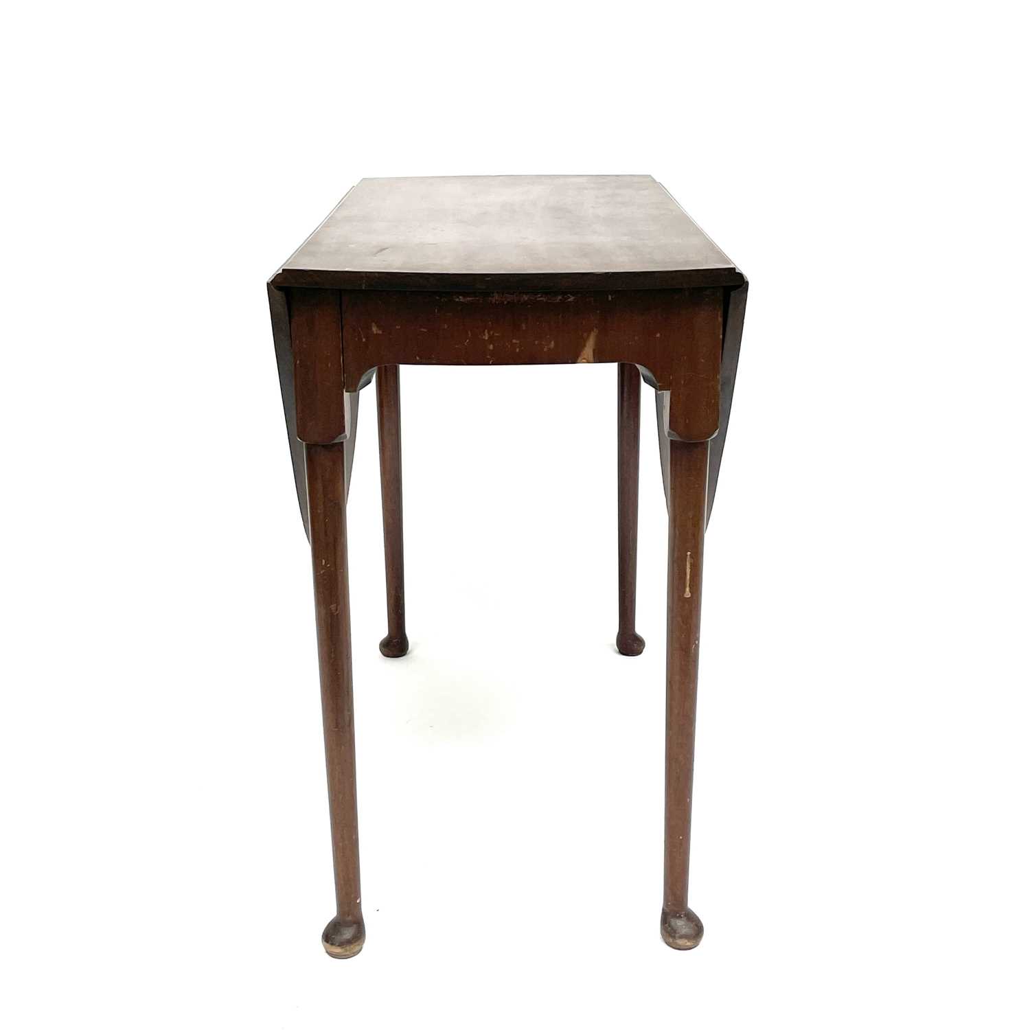 Lot 1908 - An Edwardian oval mahogany drop leaf dining
