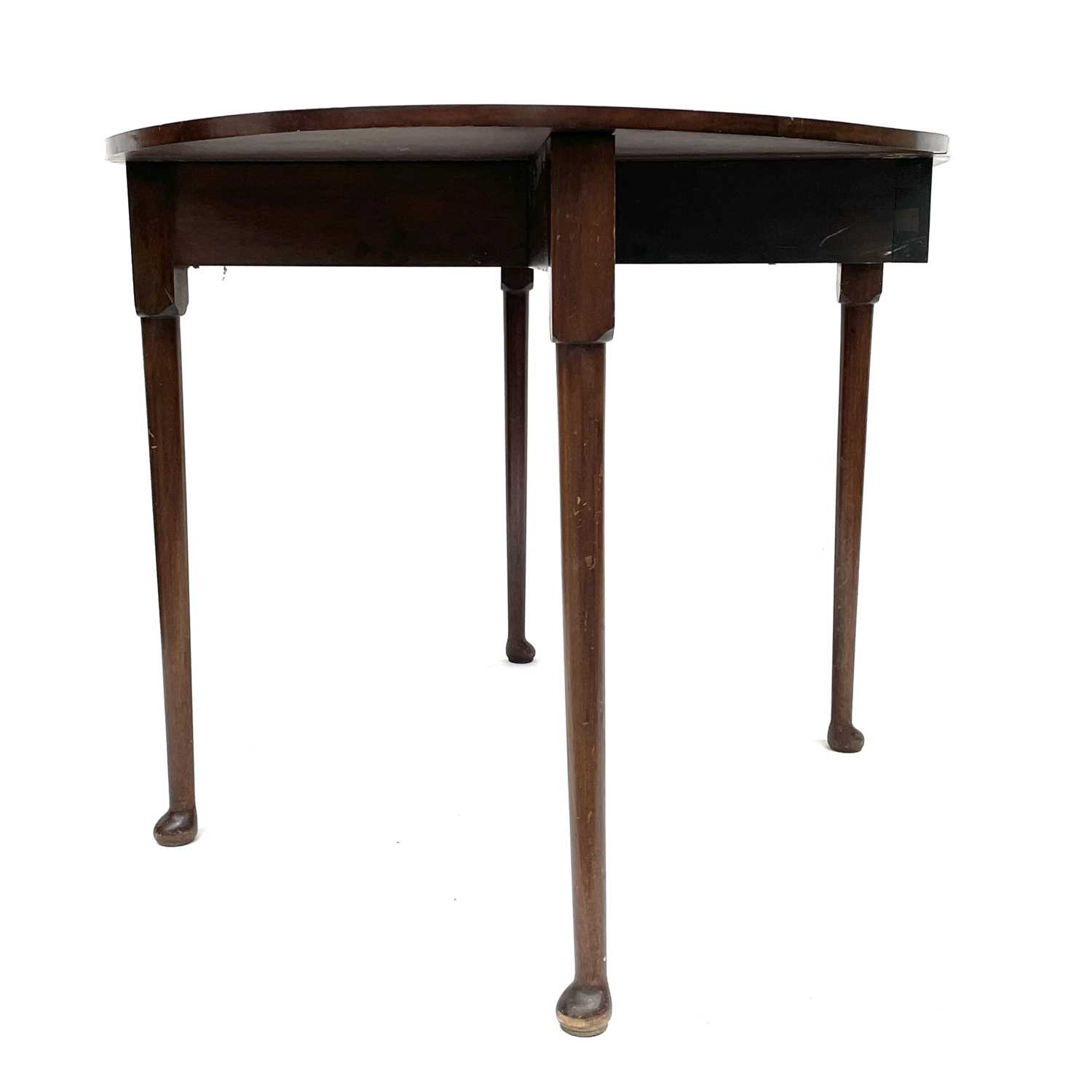 Lot 1908 - An Edwardian oval mahogany drop leaf dining
