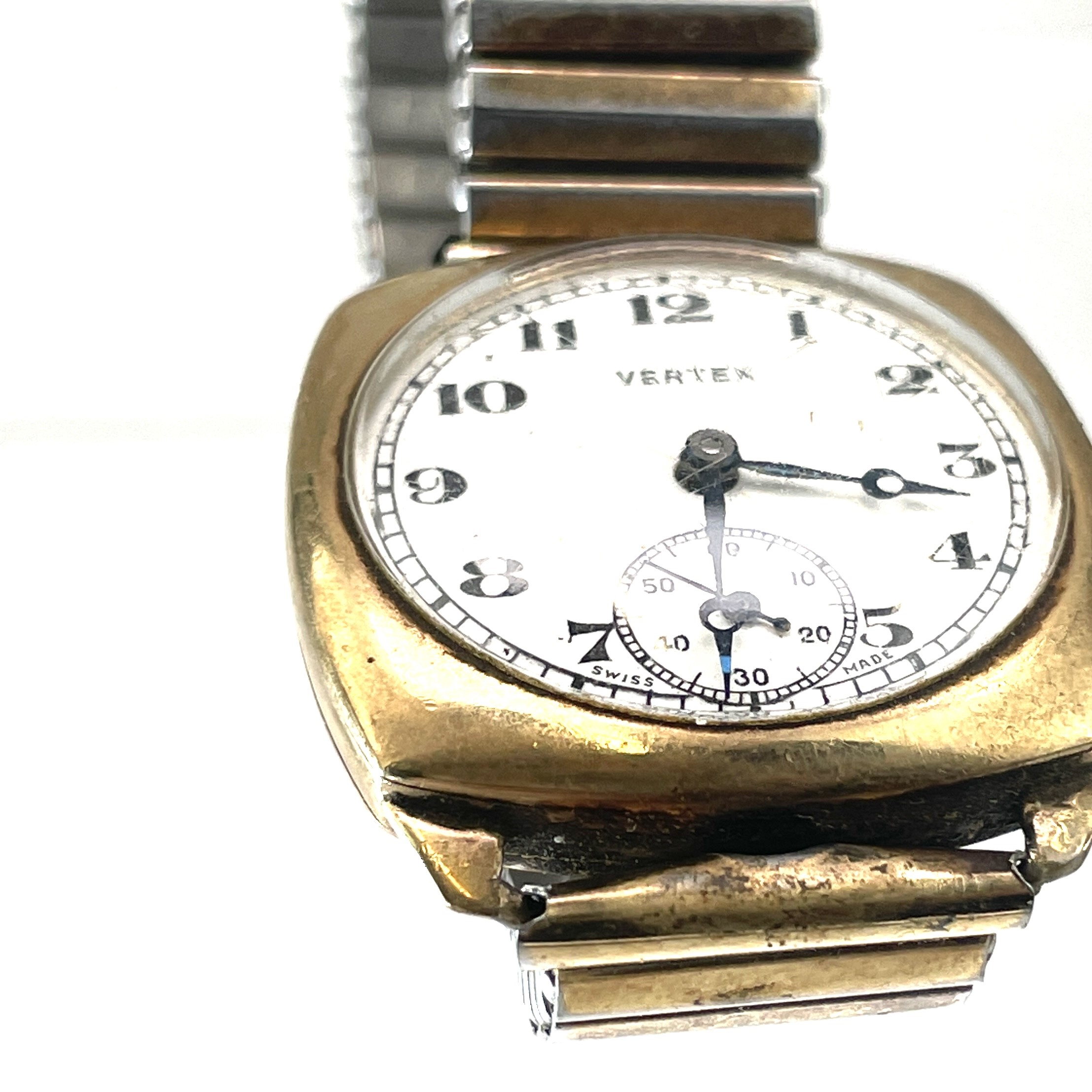 Lot 333 - A Vertex 1940's 9ct gold manual wind