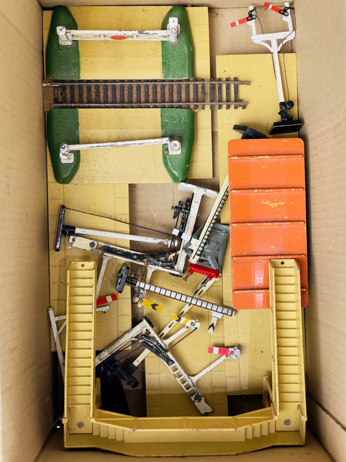 Lot 657 - 00 Gauge Wagons, Track, Accessories, Scenery