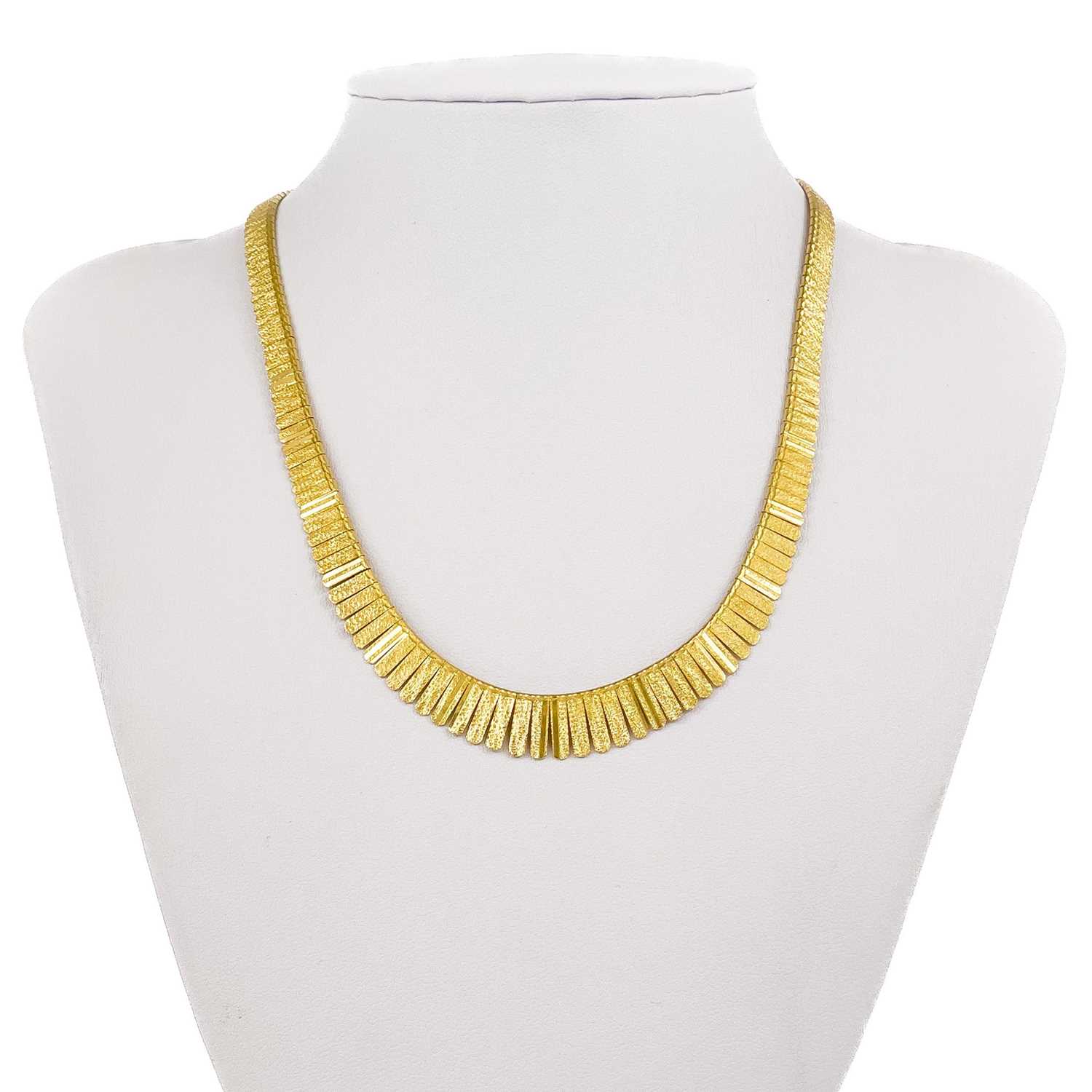 Lot 15 - An Italian 18ct omega graduated link necklace.