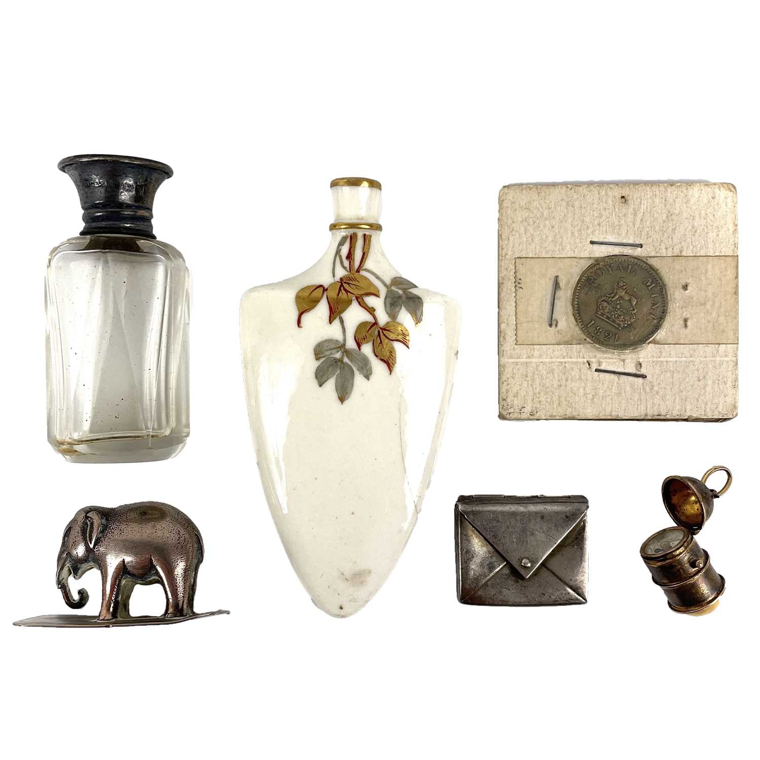 Lot 316 - A collection of small items.