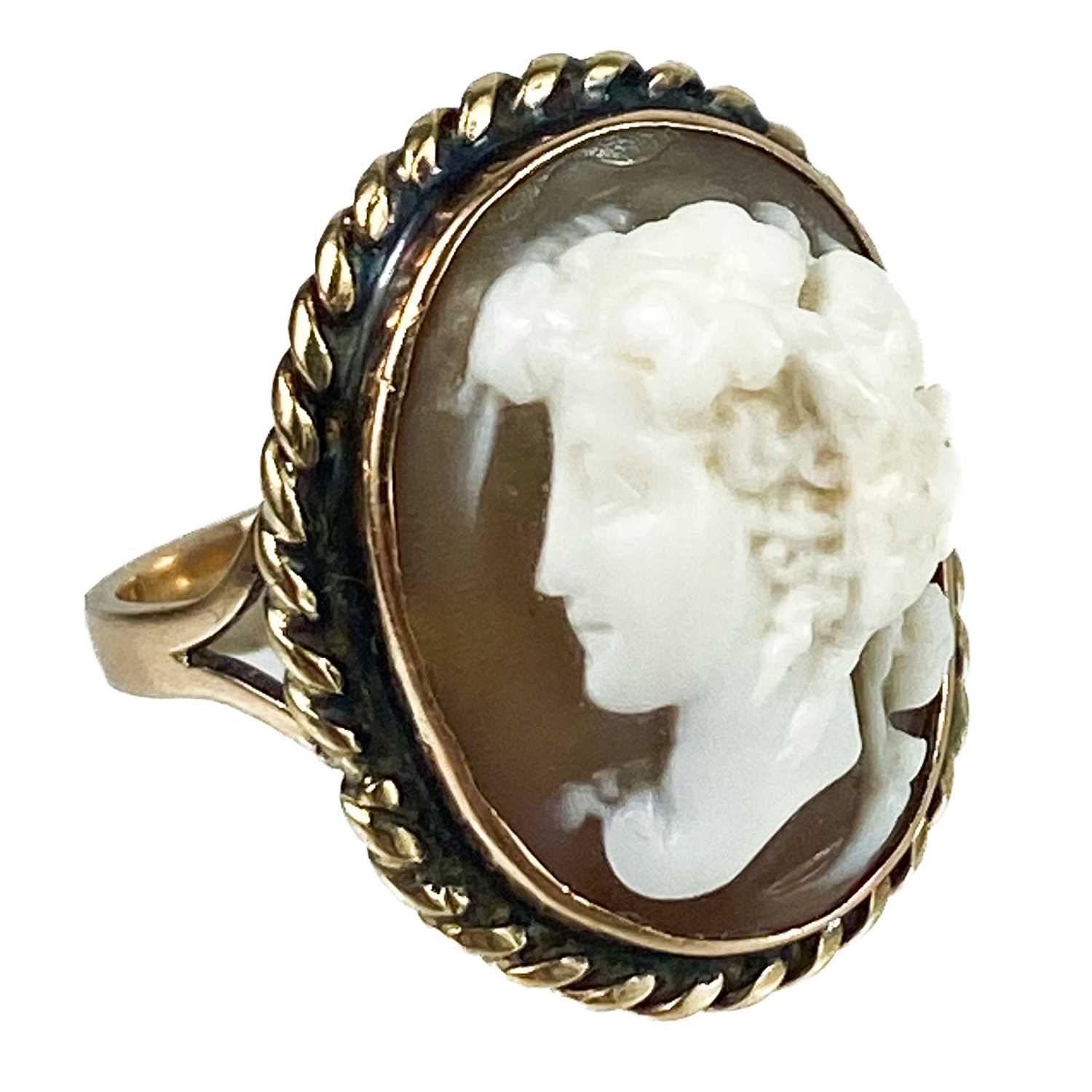 Lot 212 - A 19th century 9ct gold carved shell cameo