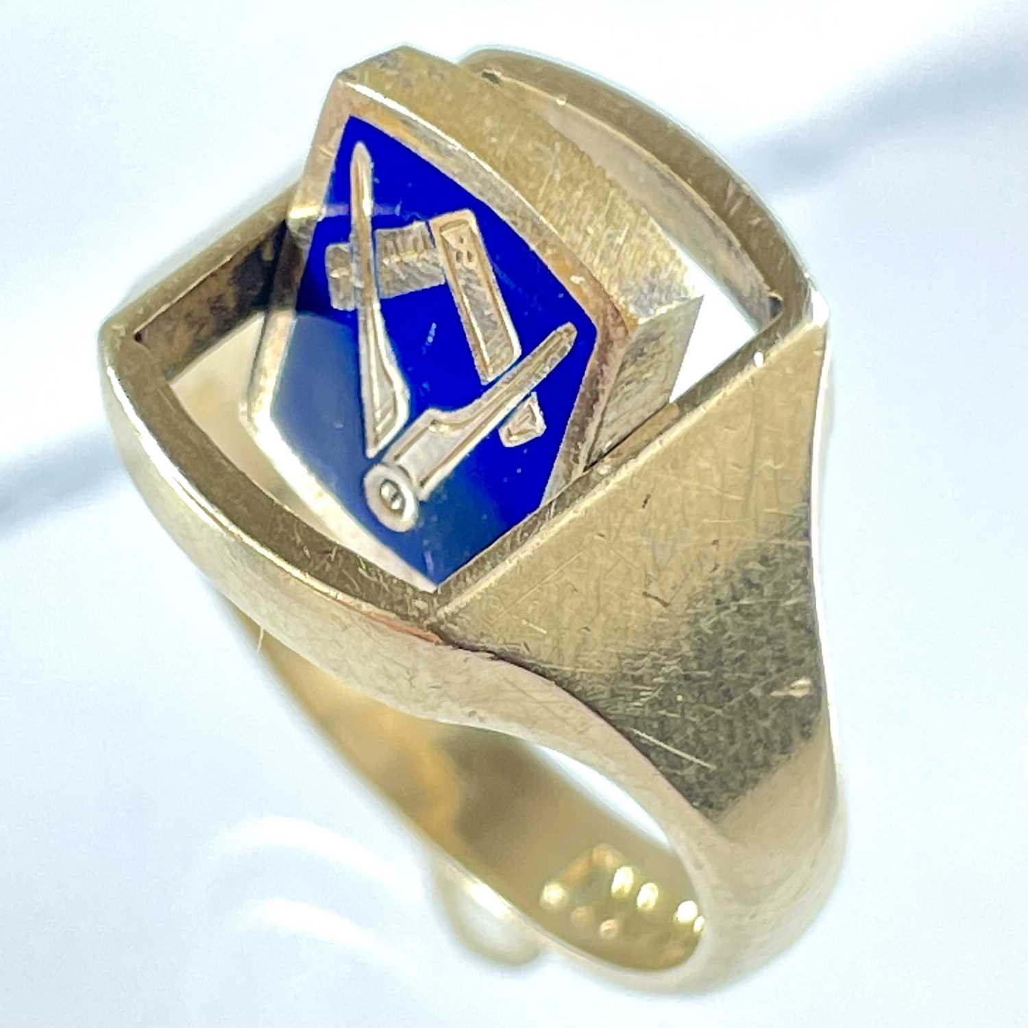 Lot 171 - A 9ct hallmarked gold and enamel Masonic