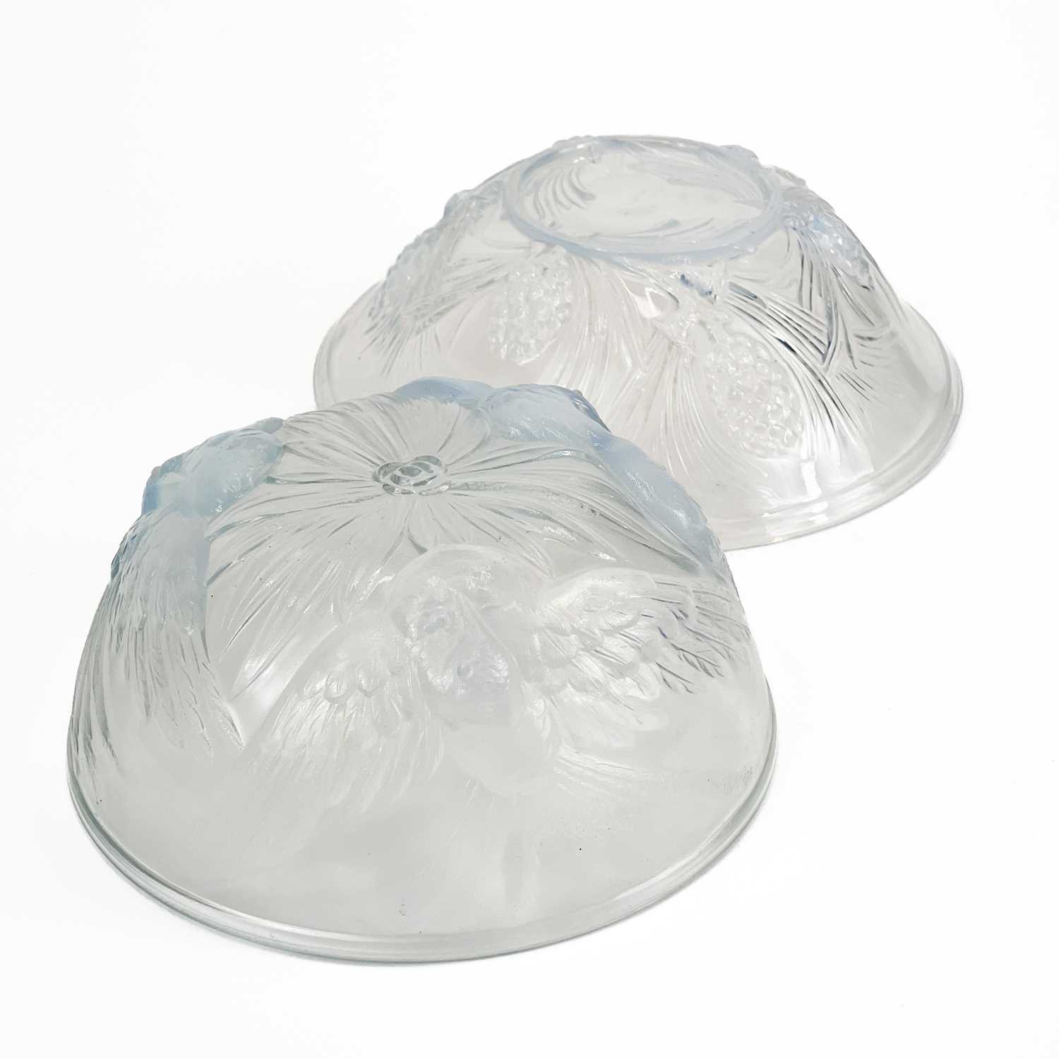 Lot 856 - An Art Deco Jobling pressed opalescent glass