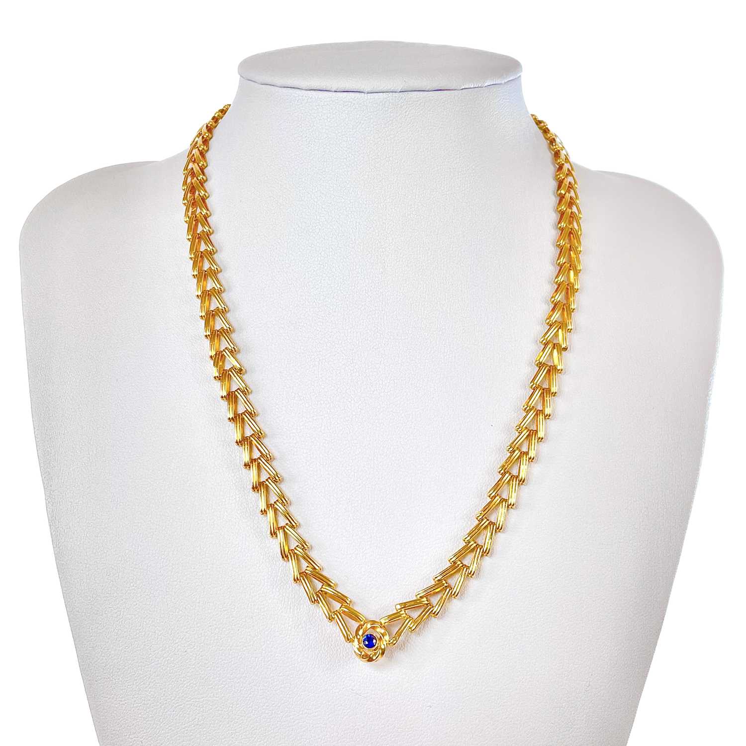 Lot 148 - A modern 9ct chevron link necklace set with