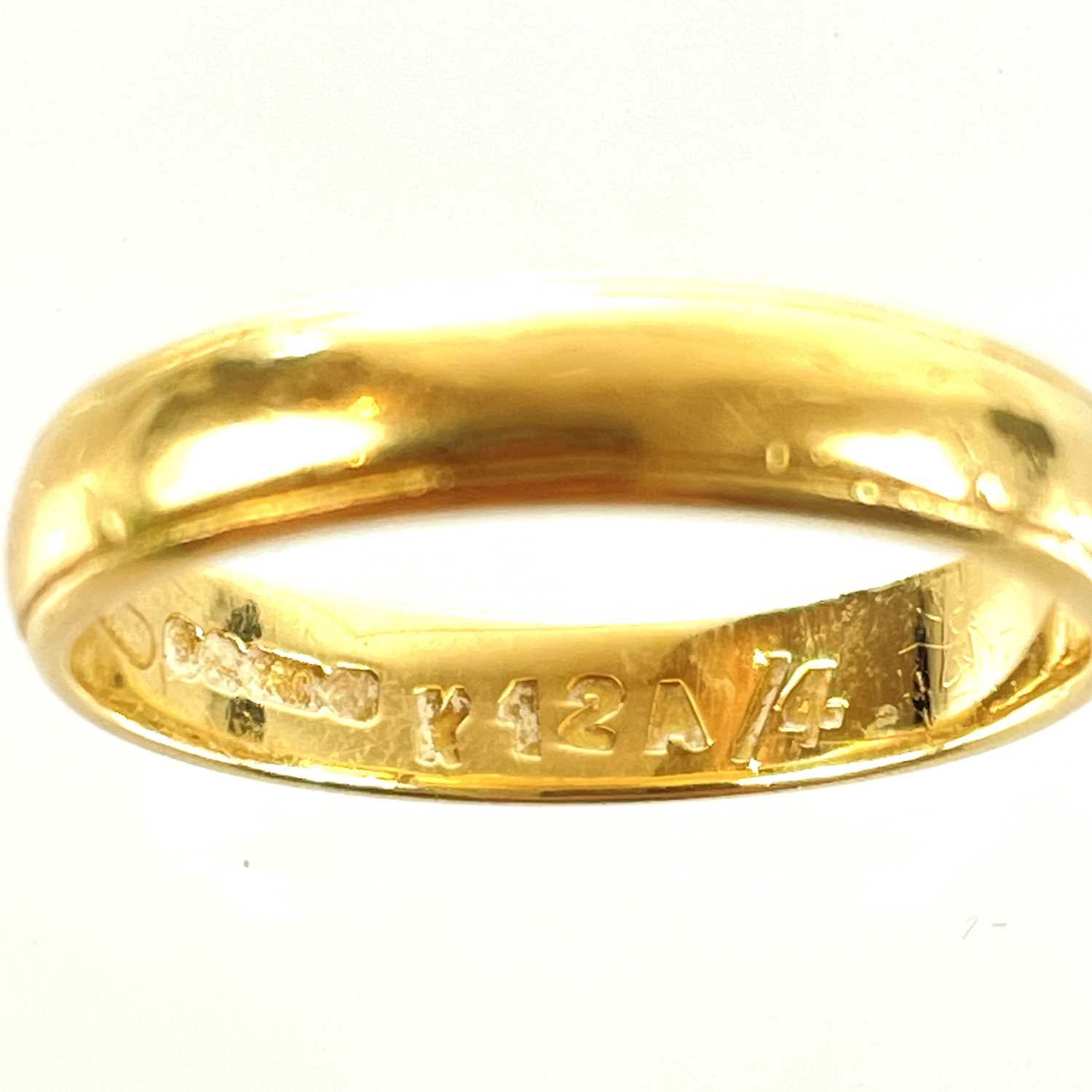 Lot 138 - An 18ct hallmarked gold band ring.