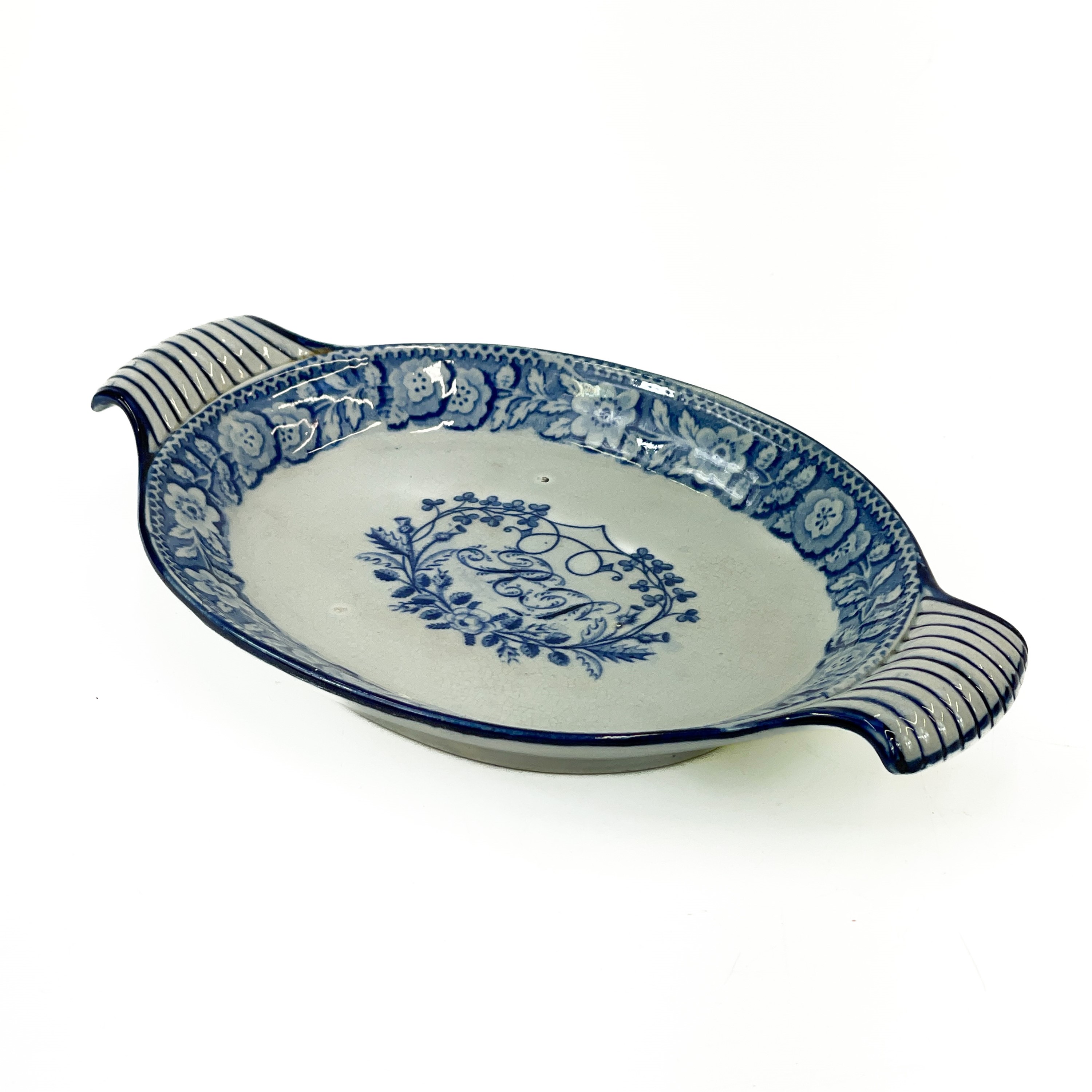 Lot 861 - A blue printed moulded pearlware stand.