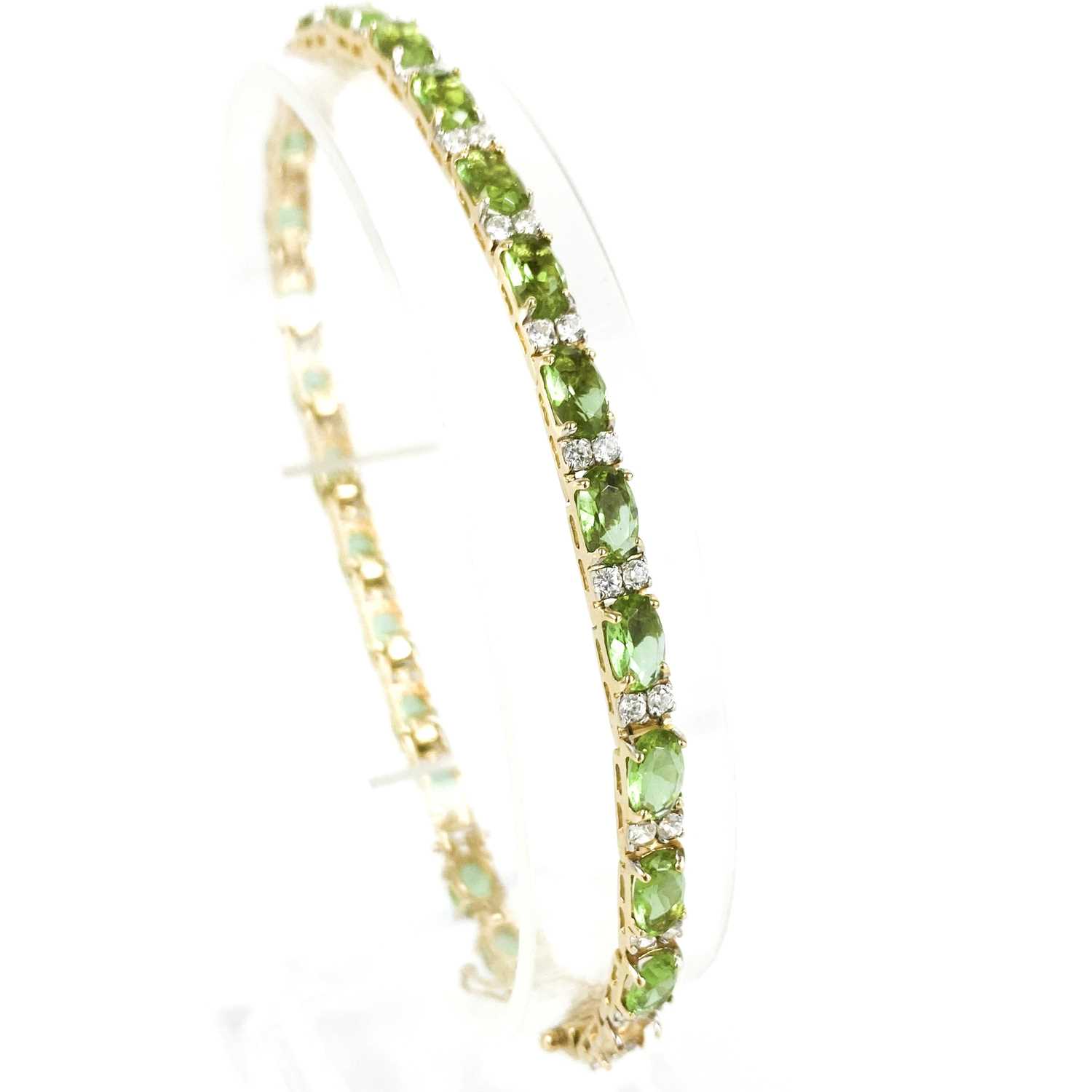 Lot 169 - A contemporary 14ct zultanite and white