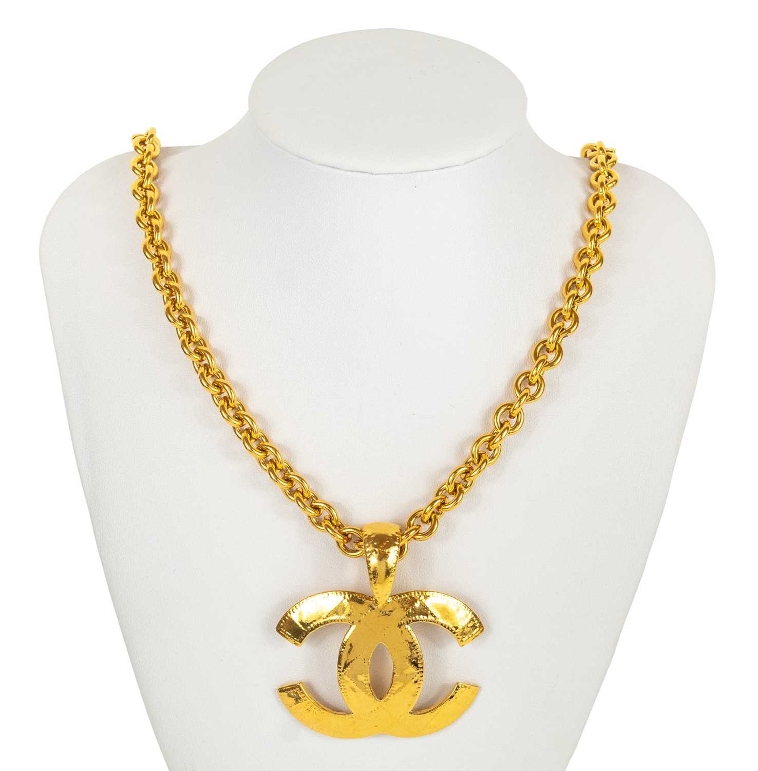 Lot 149 - A good Chanel gold tone CC quilted pendant
