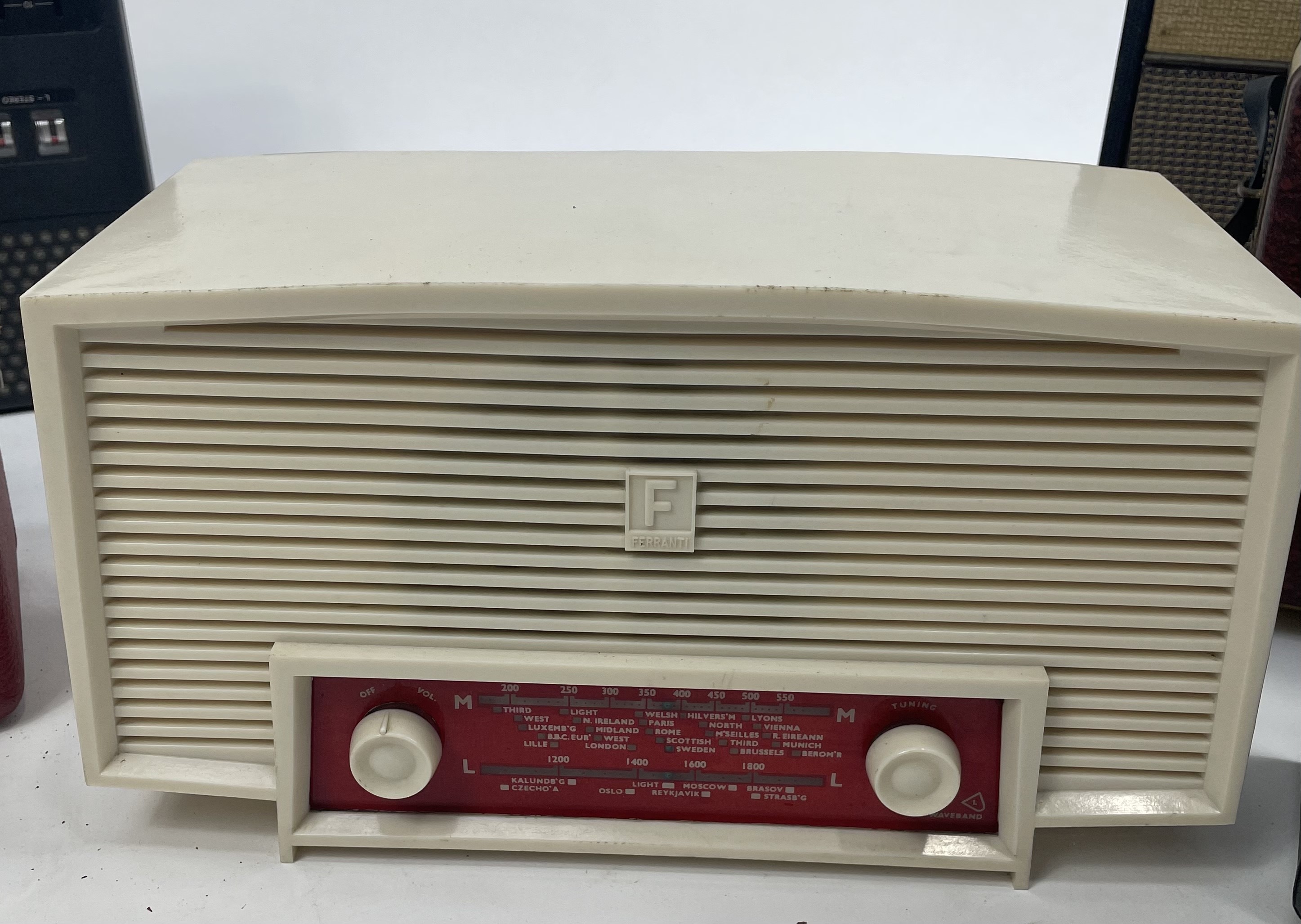 Lot 253 - A collection of vintage radios.