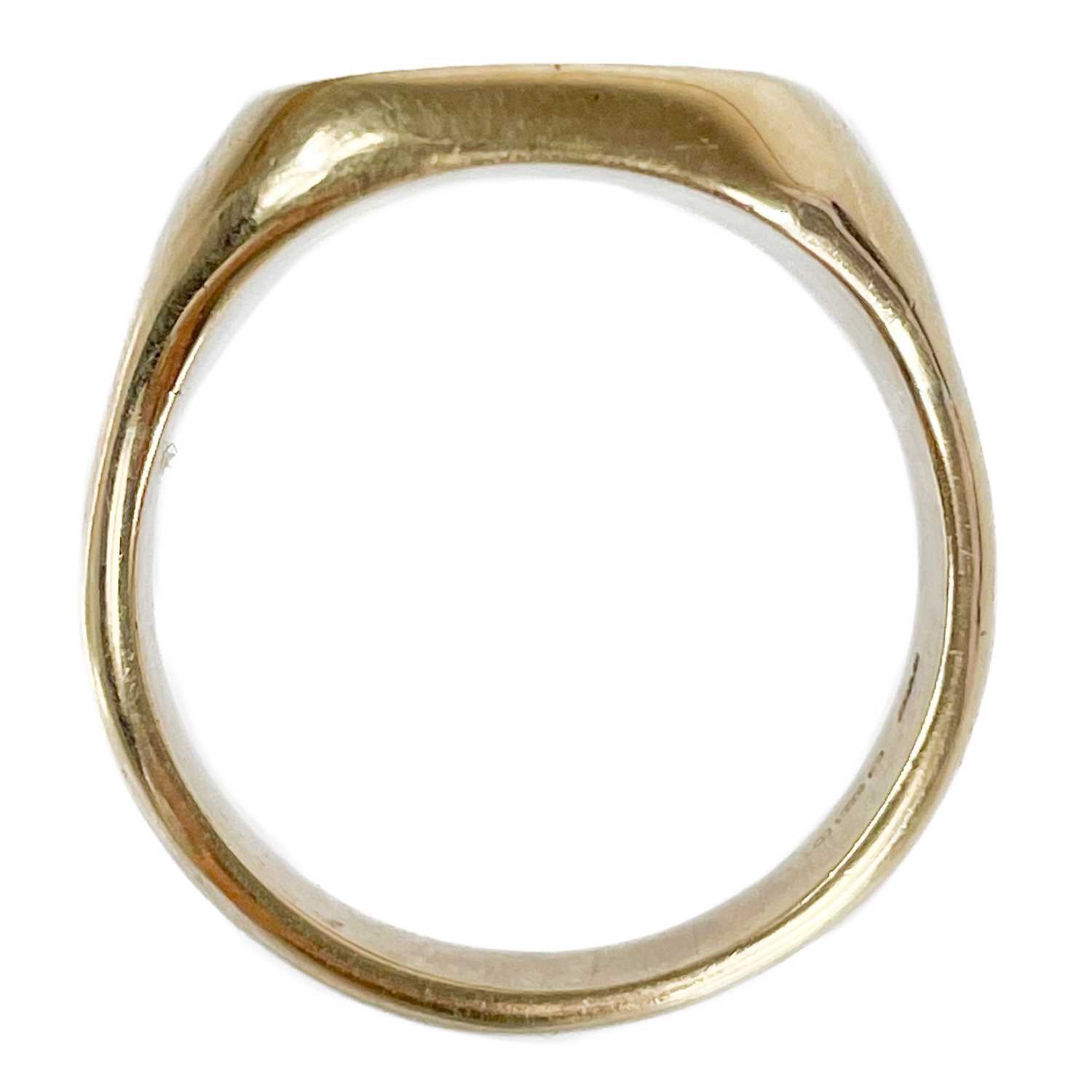 Lot 95 - A heavy 9ct hallmarked gold gentleman's