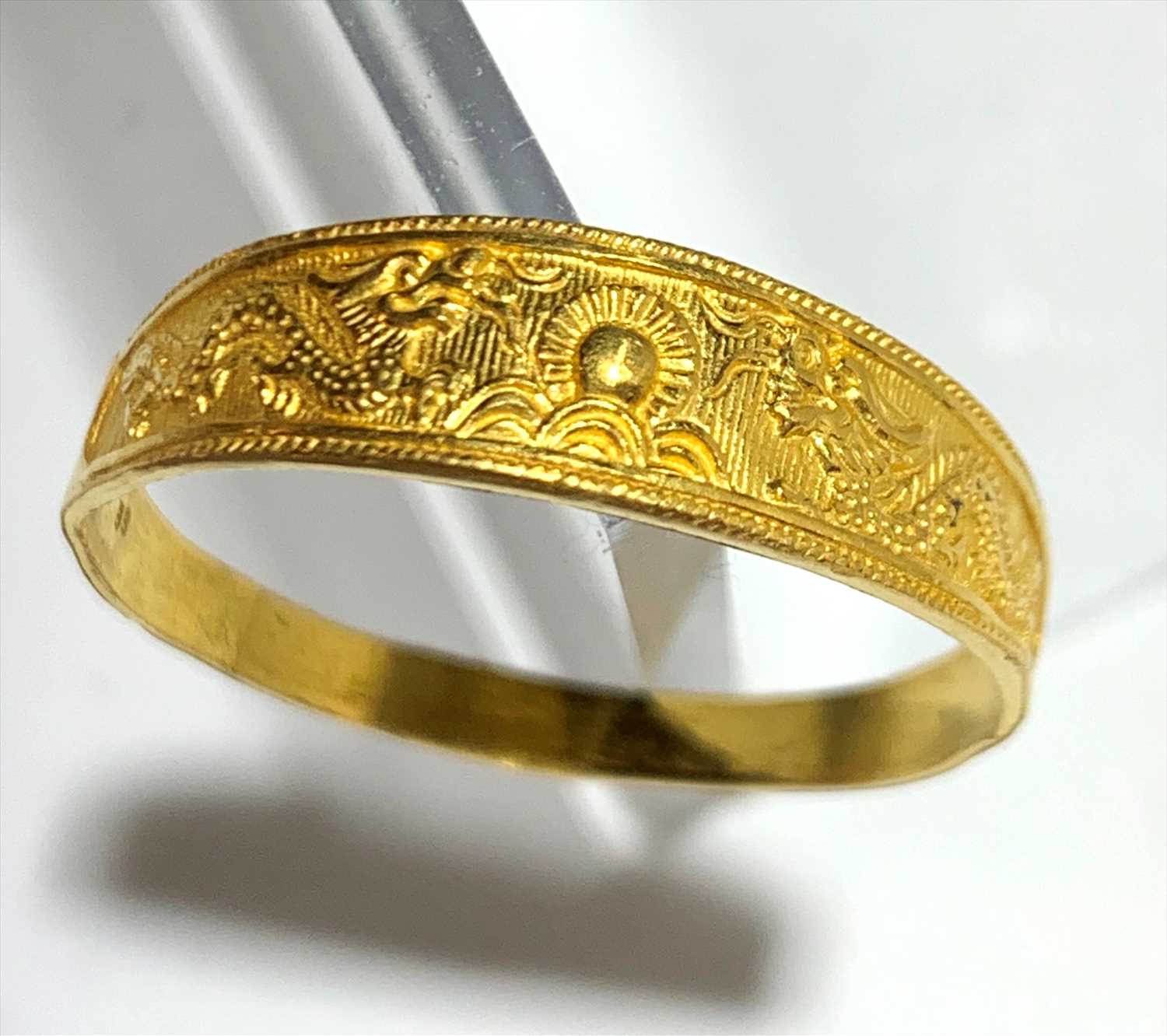 Lot 2569 - A high purity gold Chinese ring decorated